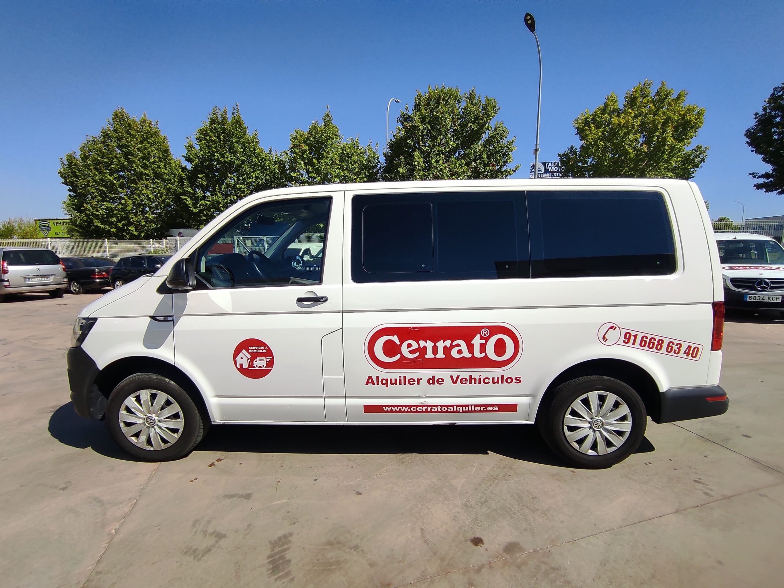 Ventajas del furgón combi de 9 plazas para alquiler - CERRATO